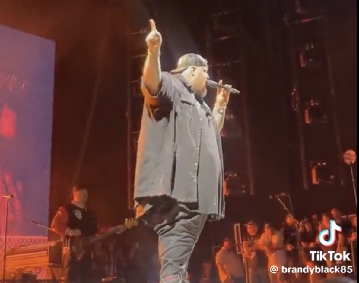 Rising Country Star Stops Concert To Thank Vietnam Veteran - The ...