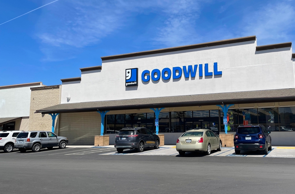 Virginia Woman Buys Goodwill Vase, Gets Unexpected Christmas Gift After ...