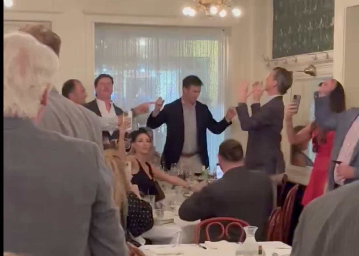 Eli Manning Sings "God Bless America" In Restaurant Ahead Of Super Bowl ...
