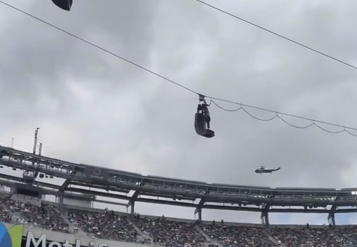 WATCH: Crowd Goes Wild As Trump's Marine One Helicopter Roars Over The ...