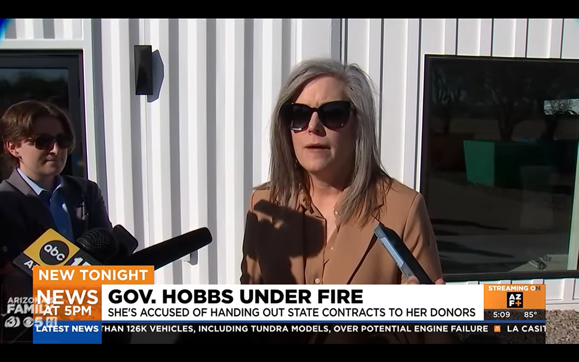 BEKIJK: Democratische gouverneur van een paarse staat gedwongen om op ...